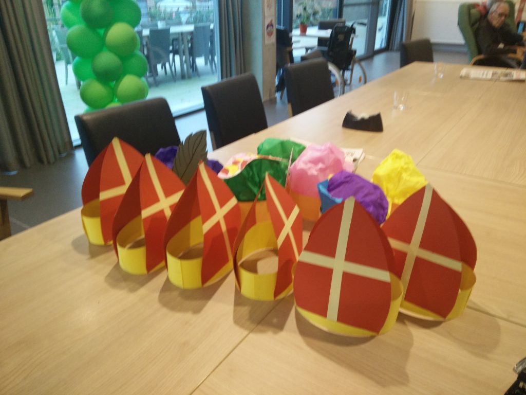 De mijter van Sinterklaas en de hoed van zwarte piet – Animatie ...